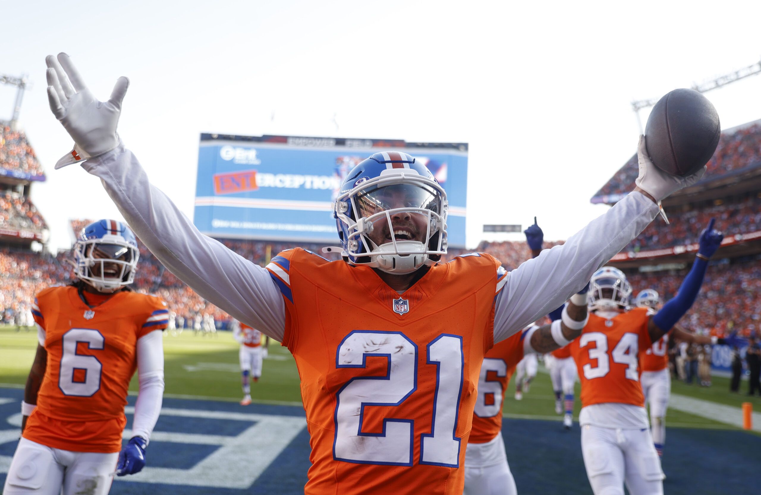 Is Riley Moss playing today? Injury updates for…