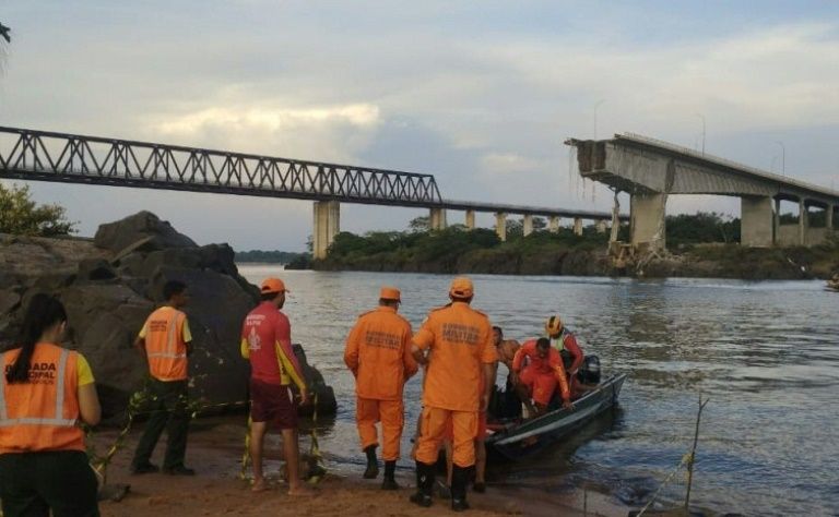 Acid Complicates Search After Deadly Brazil Bridge…