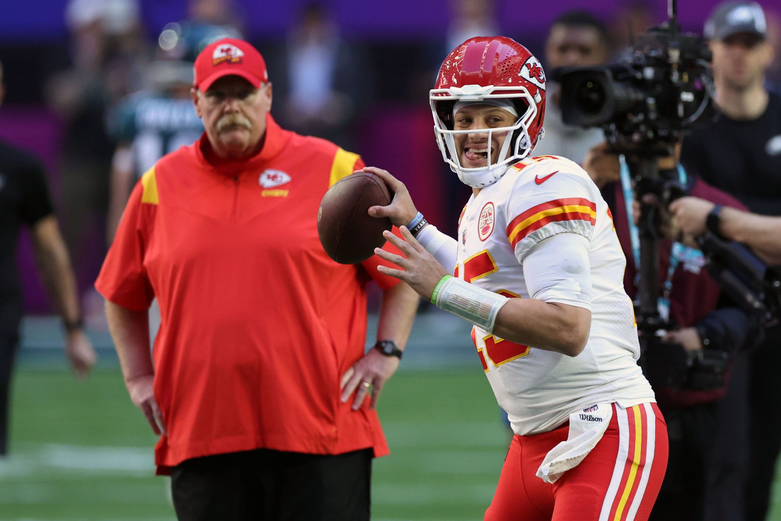 Is Patrick Mahomes playing today? Injury updates for…