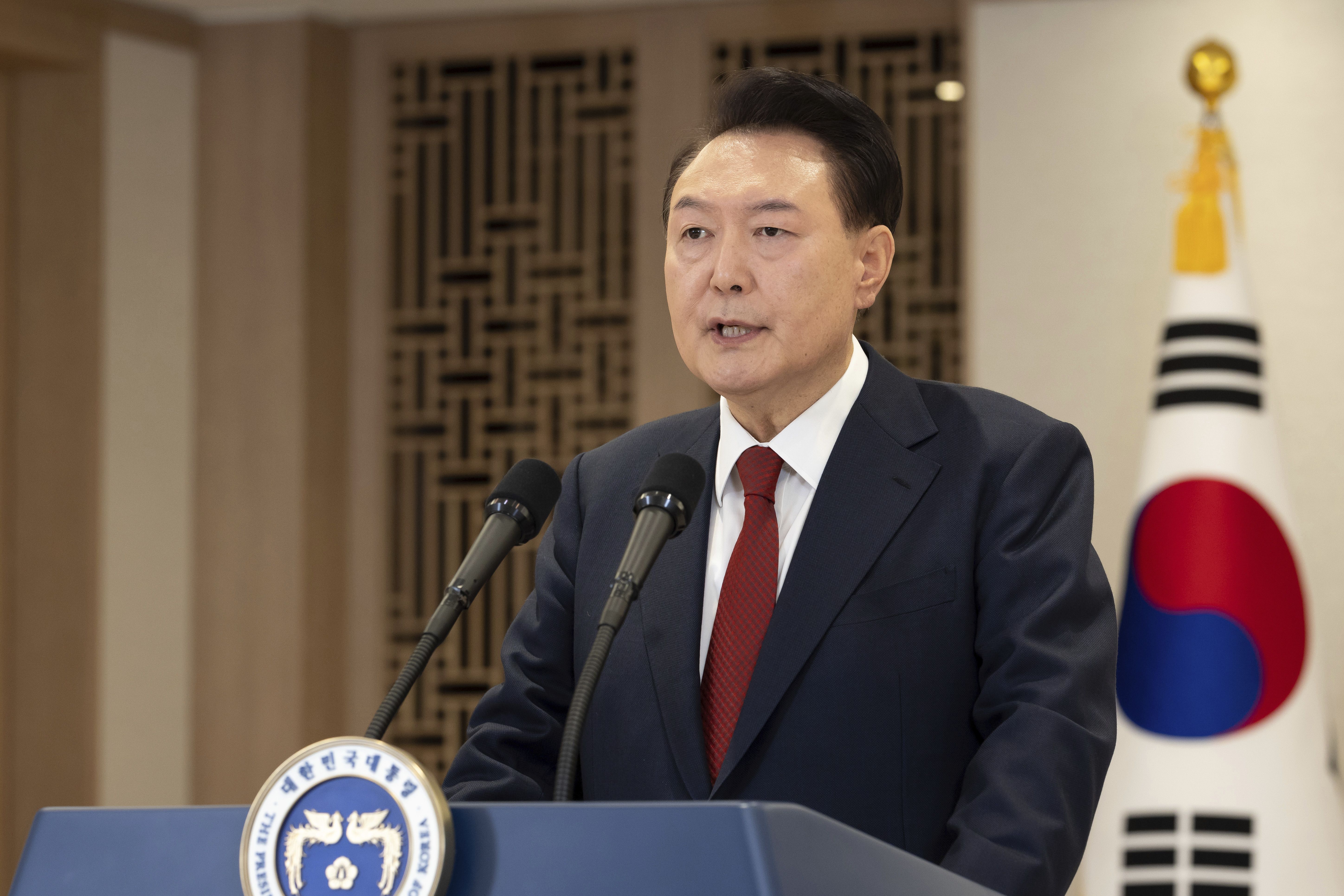 South Korean court issues arrest warrant for Yoon over… South Korean court issues arrest warrant for Yoon over…