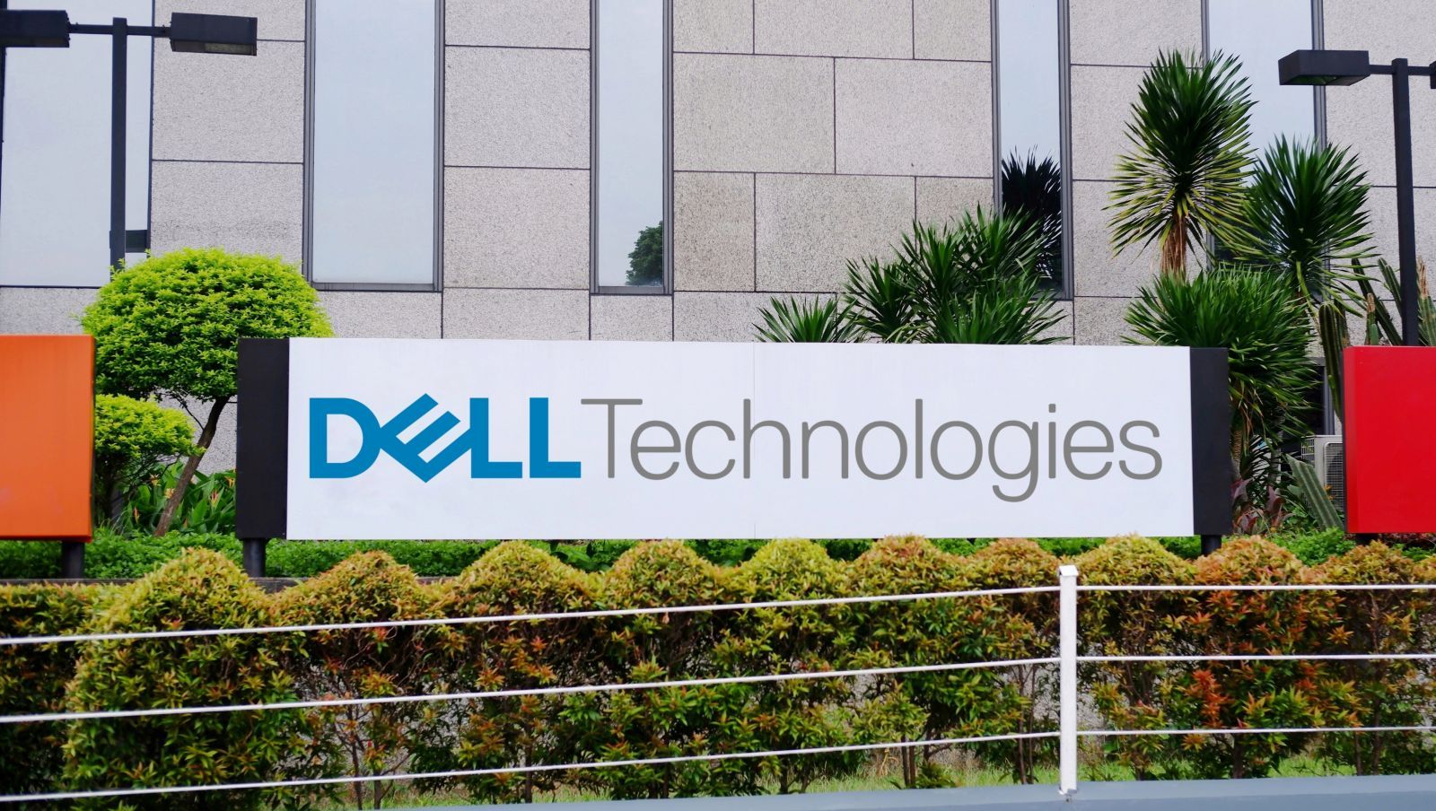 Dell Technologies Stock: Is DELL Underperforming the…