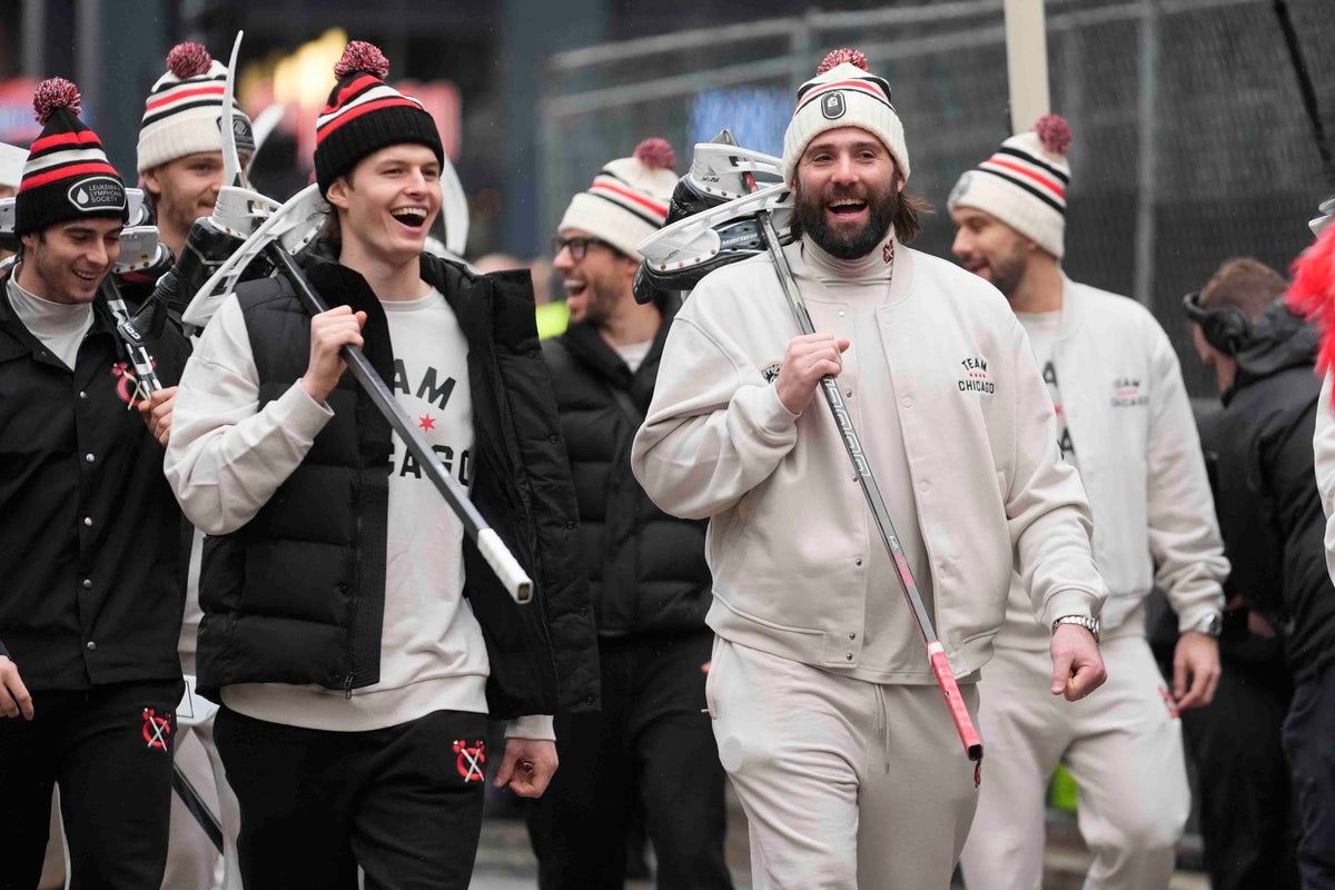 Bedard and the Blackhawks ride the L to Wrigley Field…