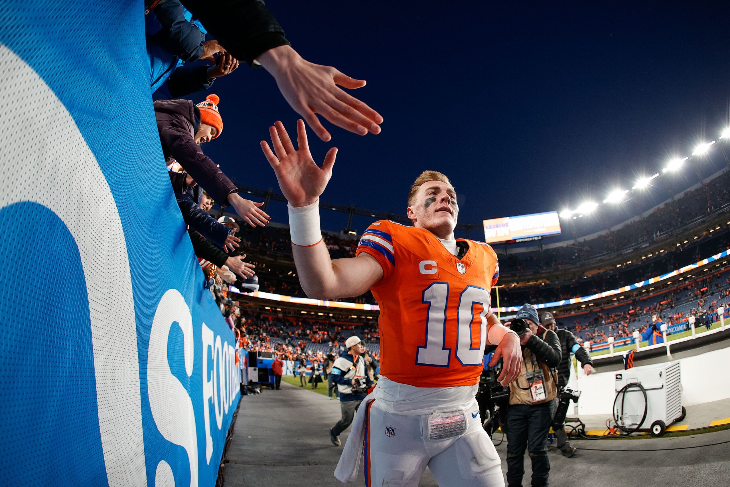 Broncos QB Bo Nix high-fived fans around entire…