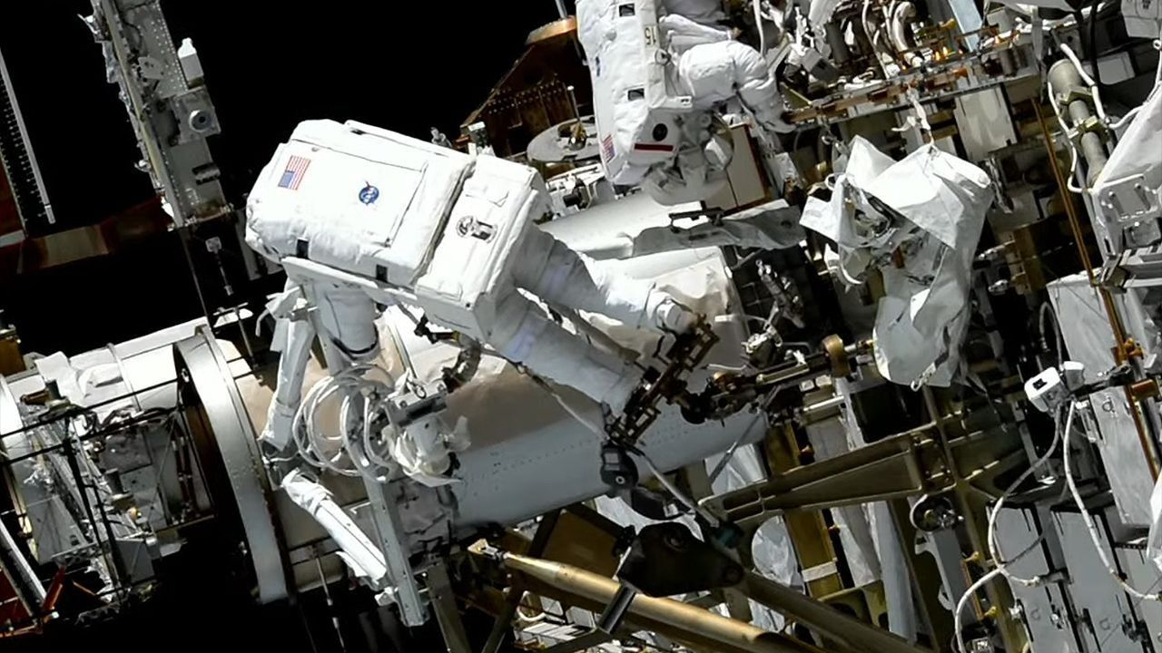 Watch 2 NASA astronauts repair X-ray telescope on ISS…
