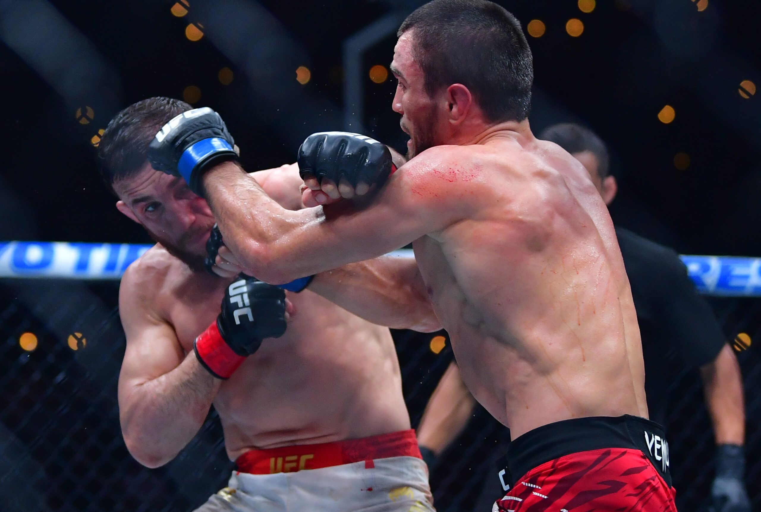 UFC 311: Umar Nurmagomedov shows off broken hand…