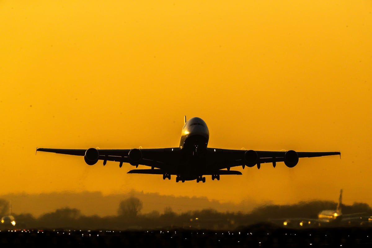 Big Jet TV LIVE – Watch as planes at Heathrow battle…