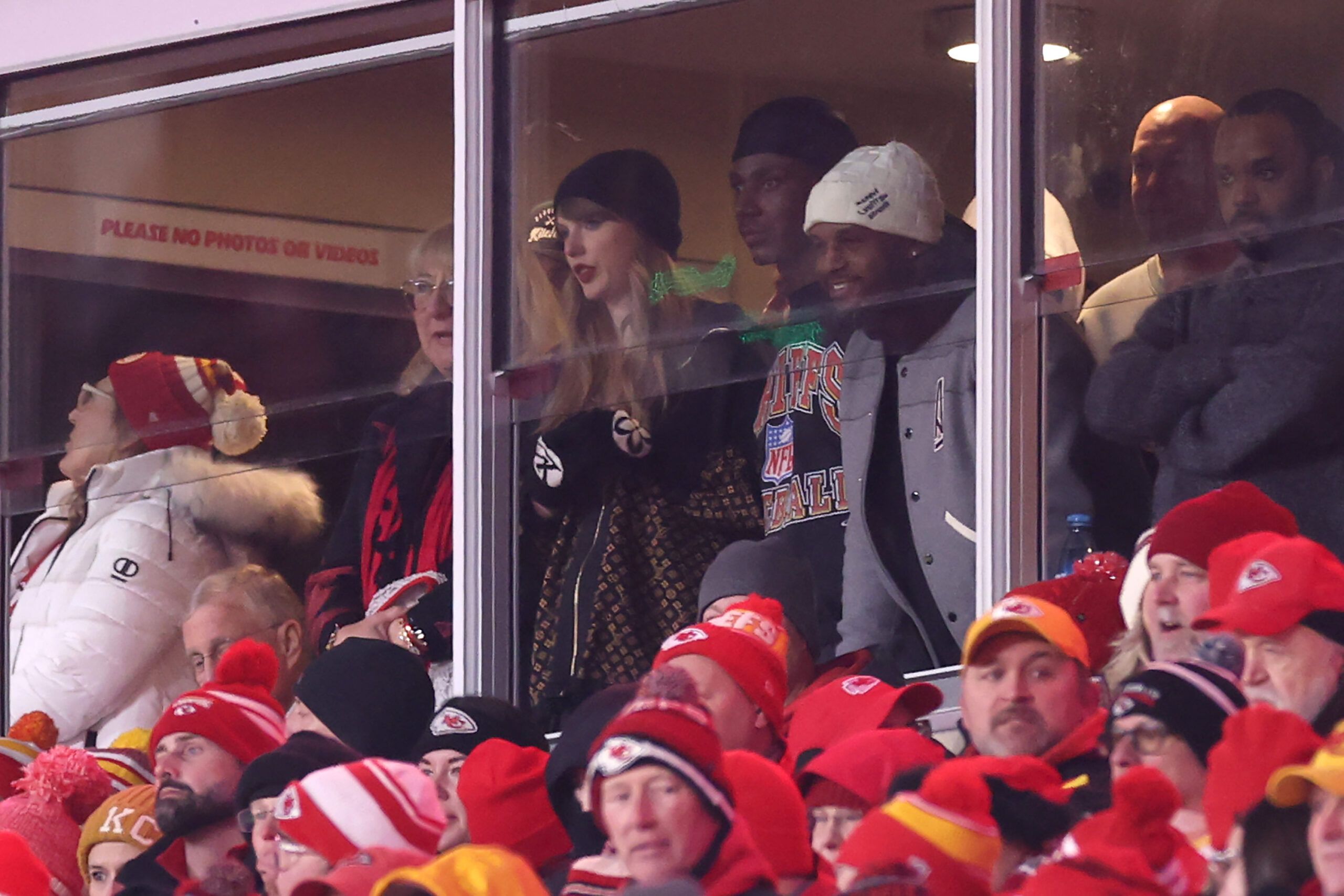 Taylor Swift adorably celebrated a Chiefs touchdown…