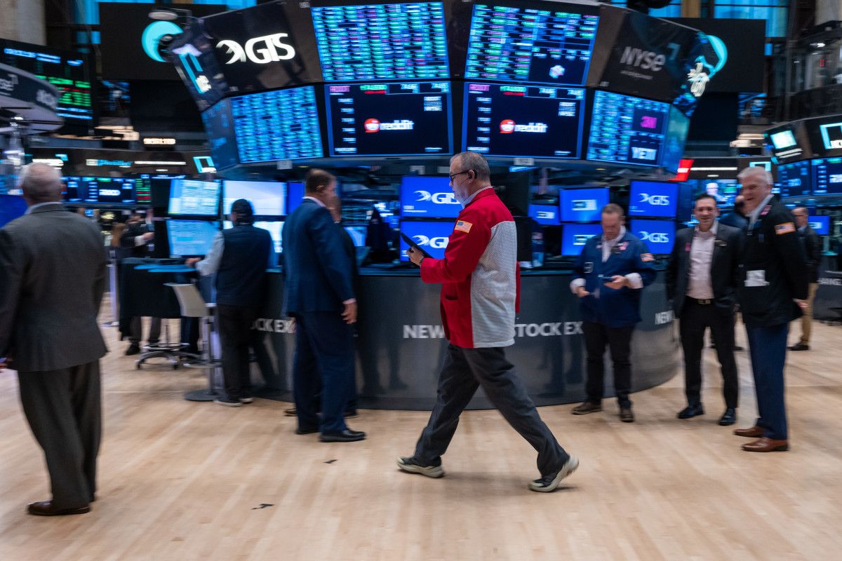 Stock Market Today: Stocks end mixed, Amazon gives…