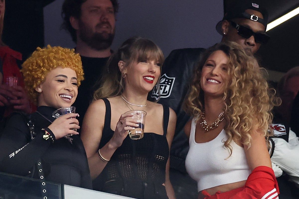 Blake Lively and Ryan Reynolds appear to skip Super…