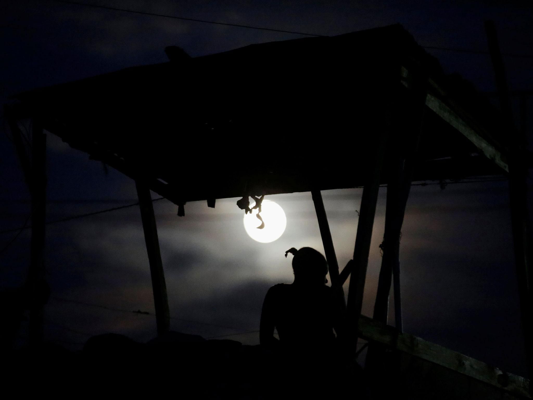 Rare supermoon causes high tides and flooding in some…