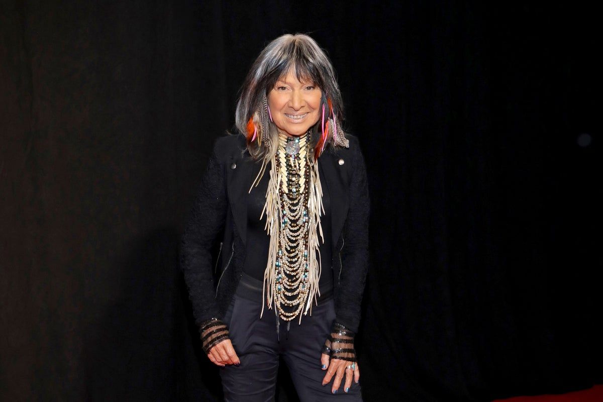 Buffy Sainte-Marie speaks out as she returns her Order…