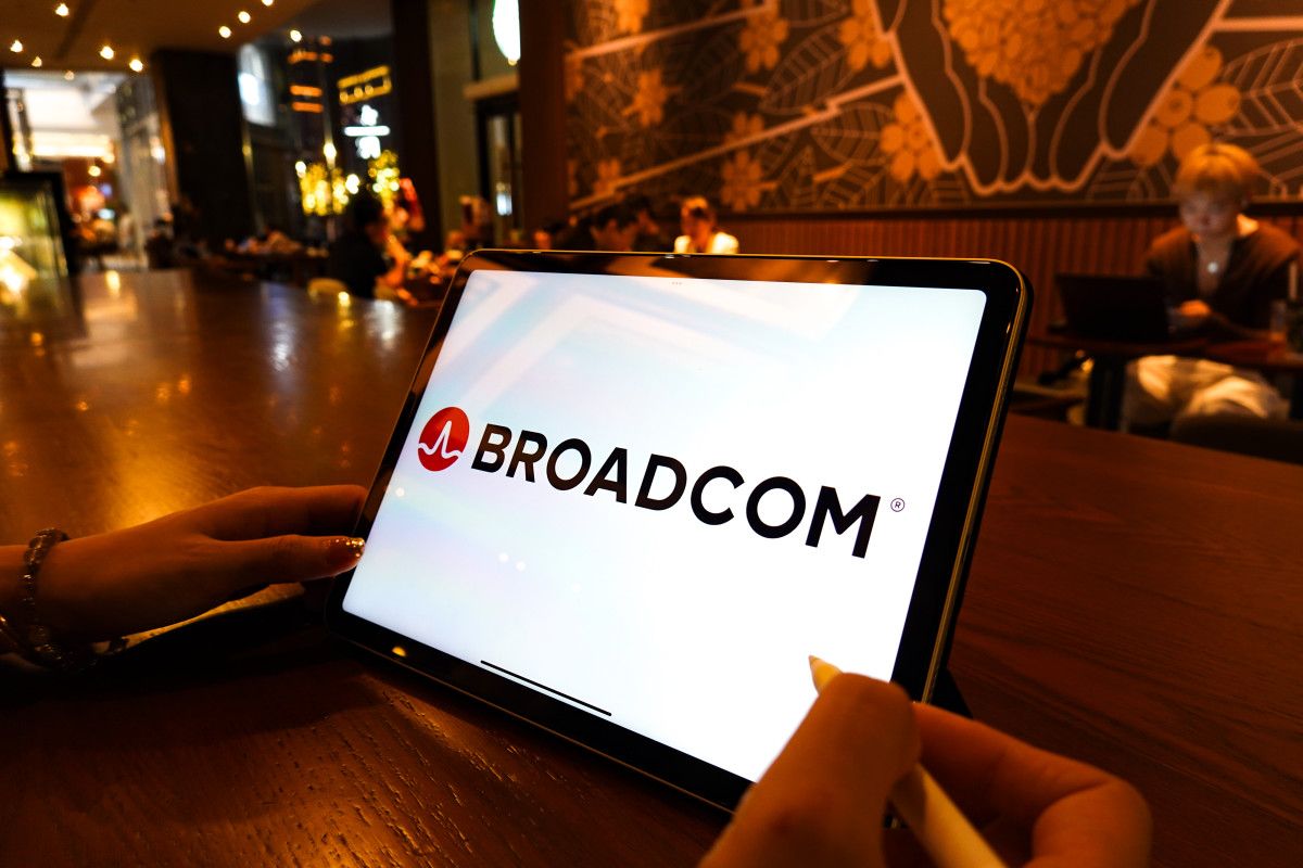 Analysts revisit Broadcom stock price targets after Q1…