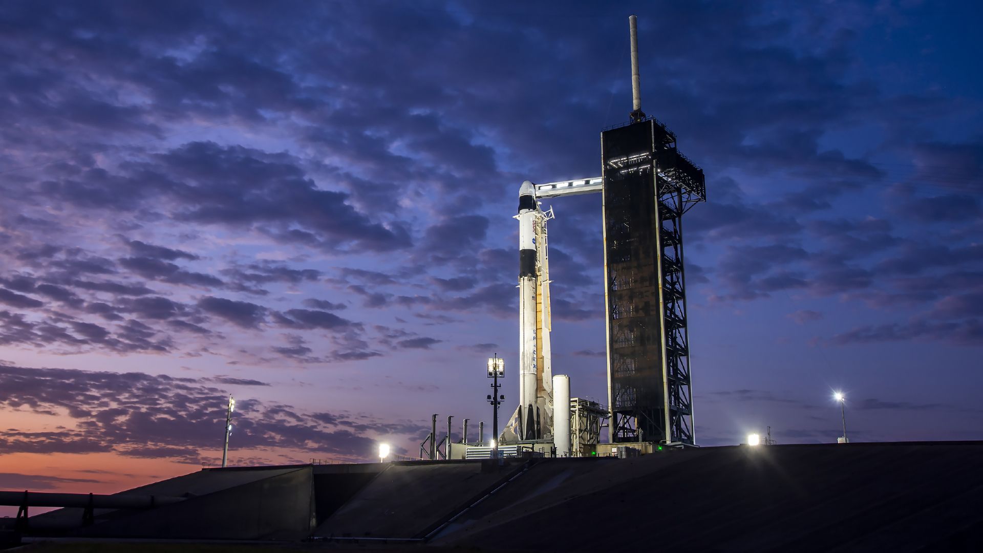 SpaceX Dragon meets sunrise at launch pad for Crew-10…