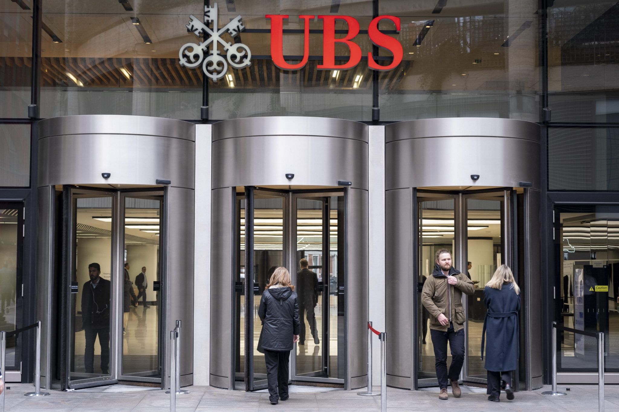 UBS tells staff to choose between coming to the office…