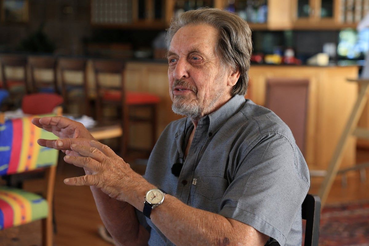 Elon Musk’s dad touts billionaire’s friendships with…