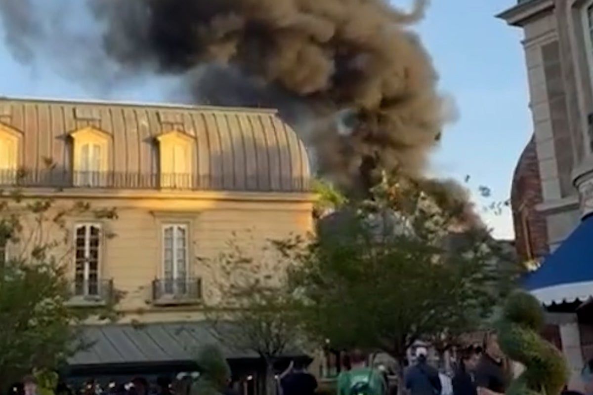 Massive smoke plumes captured above Disney’s EPCOT…