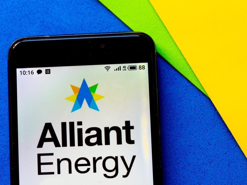 Is Alliant Energy Stock Outperforming the S&P 500?