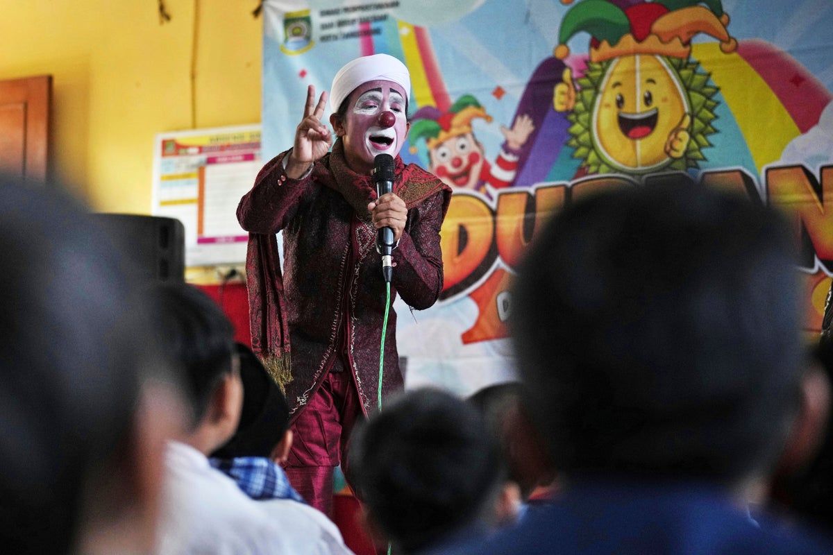AP PHOTOS: Indonesian sharia clown teaches Islamic…