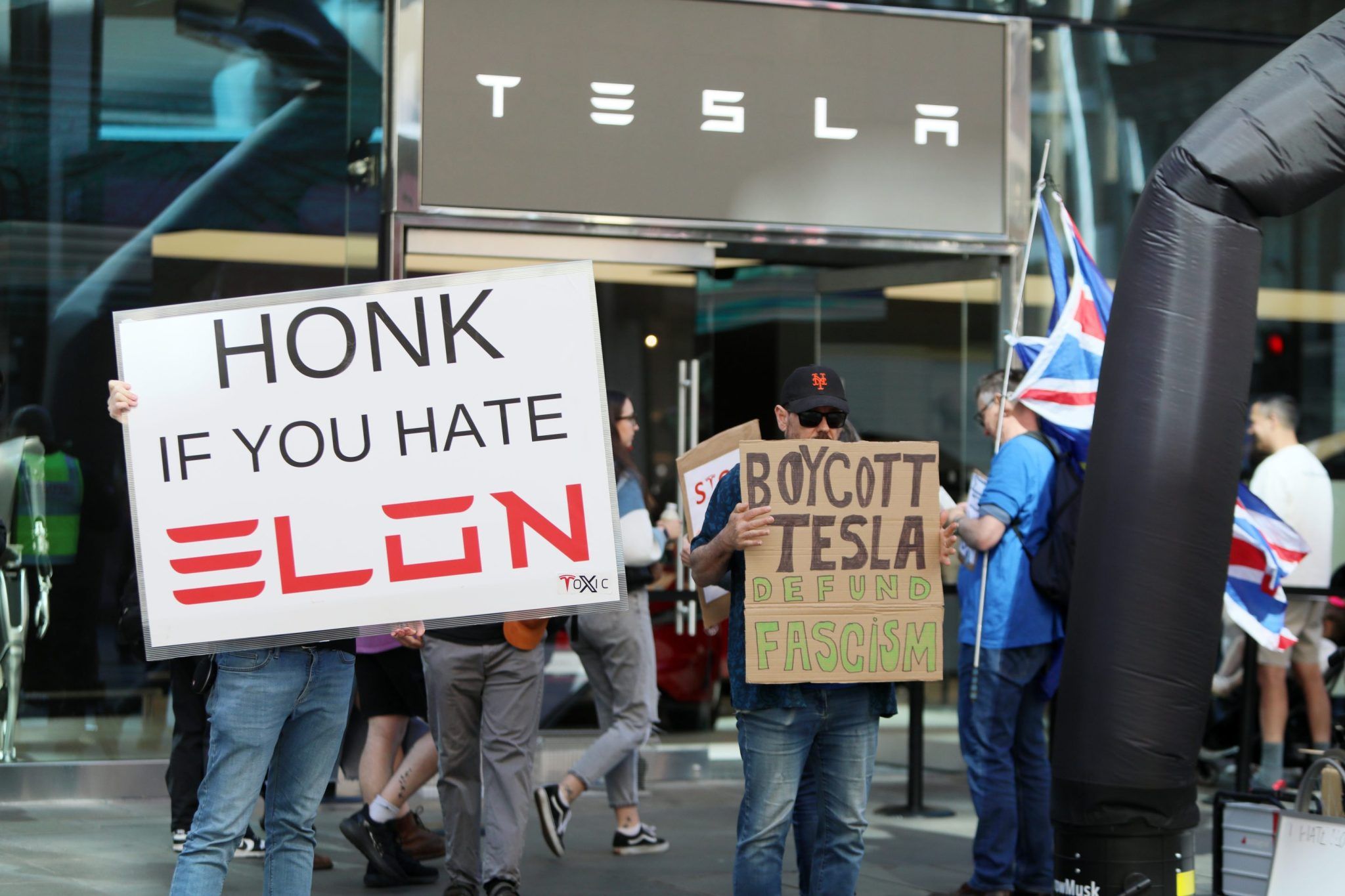 Wall Street’s biggest Tesla bull just raised the white…