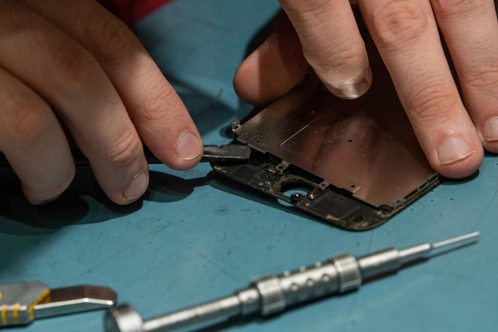 Why you can’t just repair your phone in the US to…
