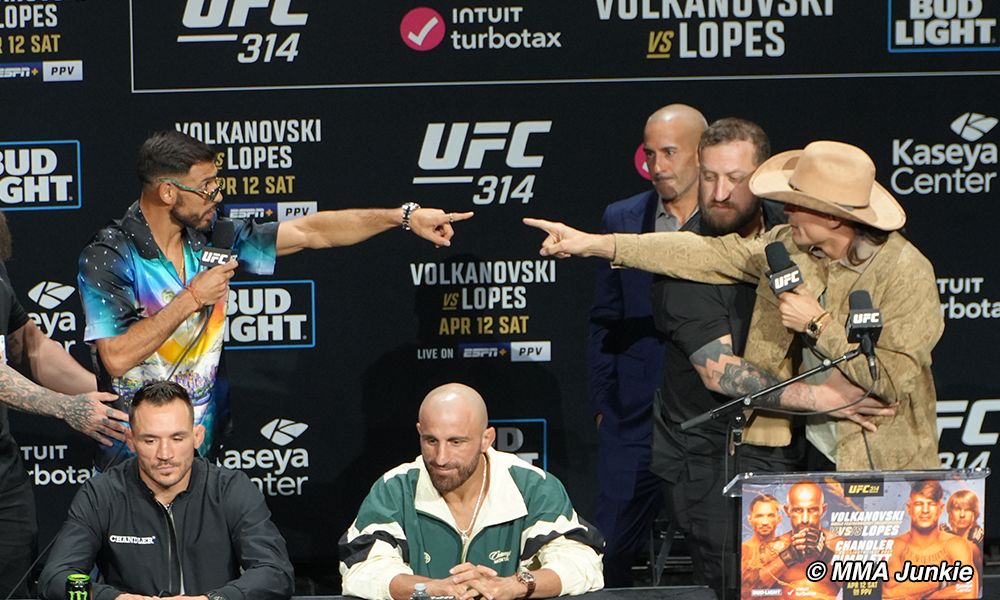 UFC 314 video: Diego Lopes, Yair Rodriguez get into…
