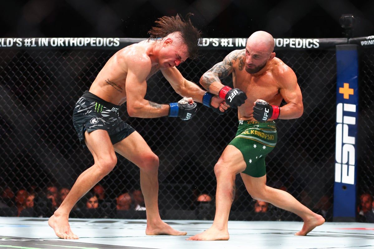 UFC 314 LIVE results: Volkanovski wins epic Lopes…