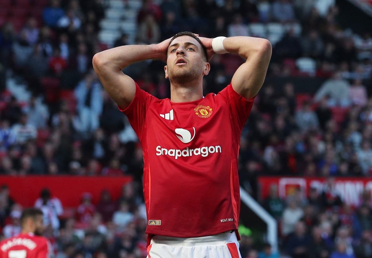 Manchester United injury update: Diogo Dalot, Matthijs…