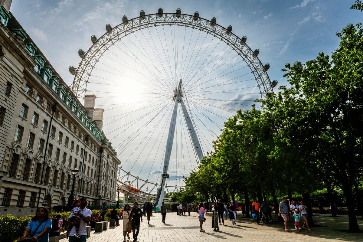 London Eye breaks down leaving customers stranded on…