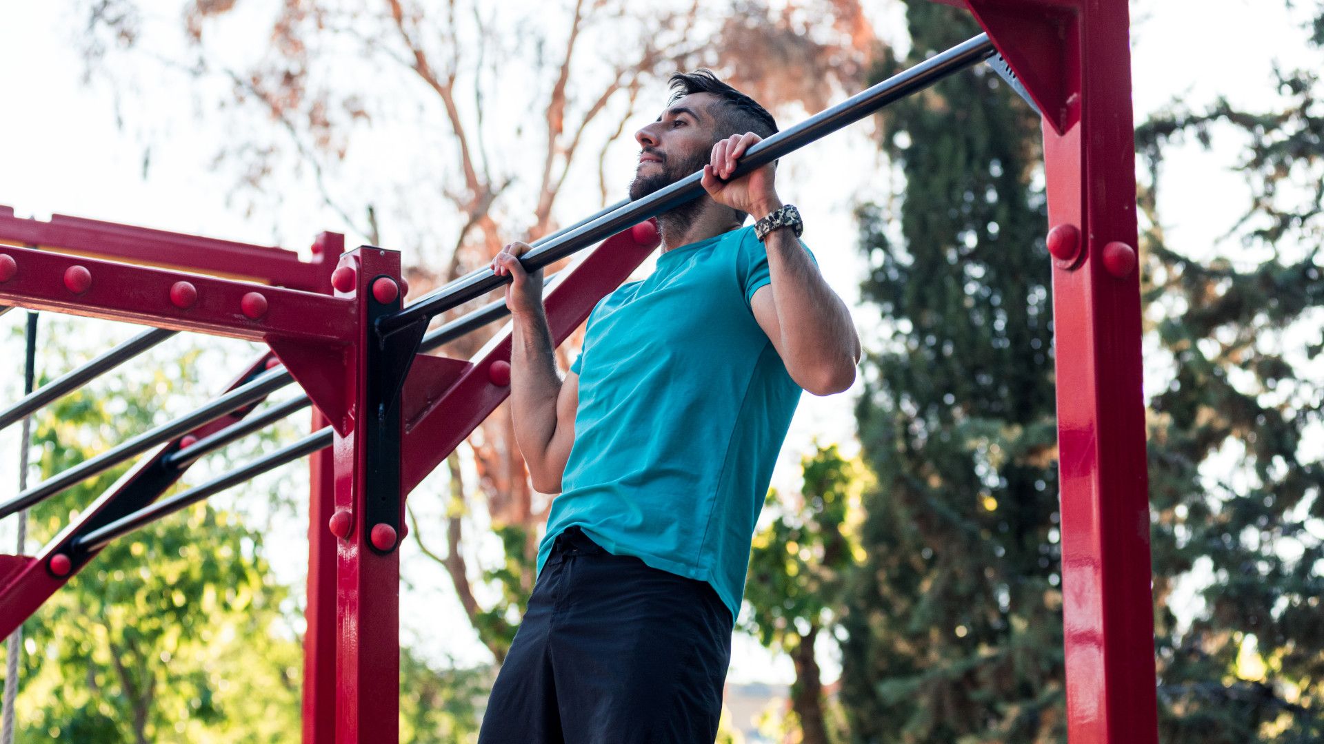 This calisthenics beginner workout builds full-body…
