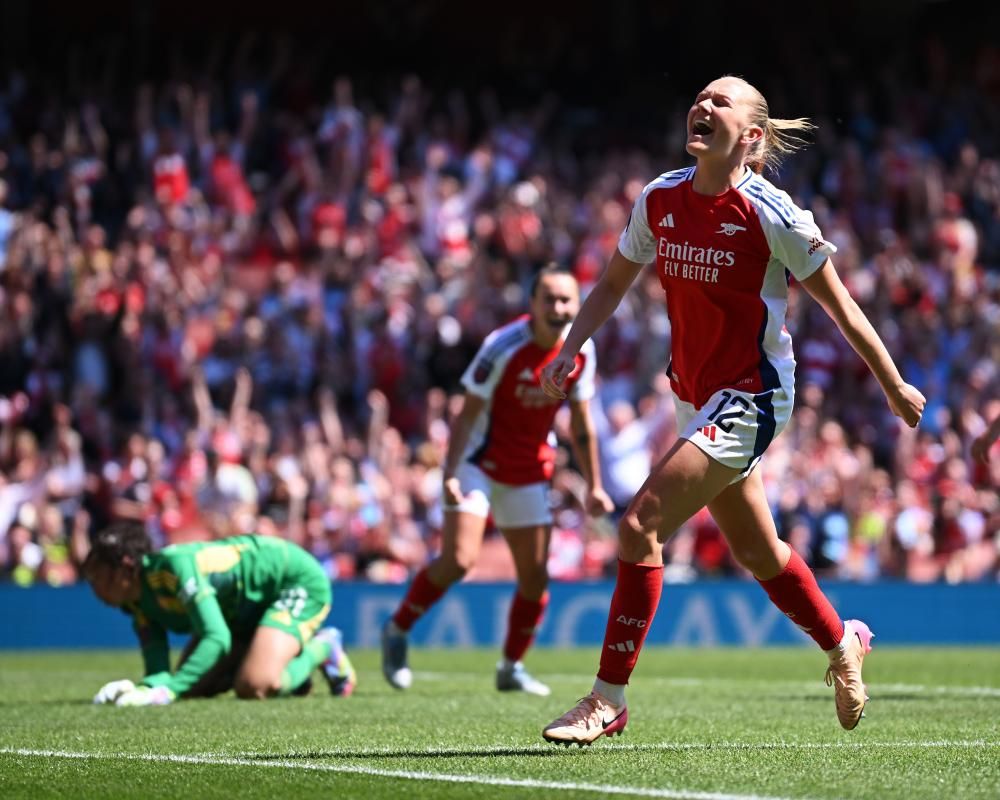 Arsenal WSL runners-up after resisting Manchester…