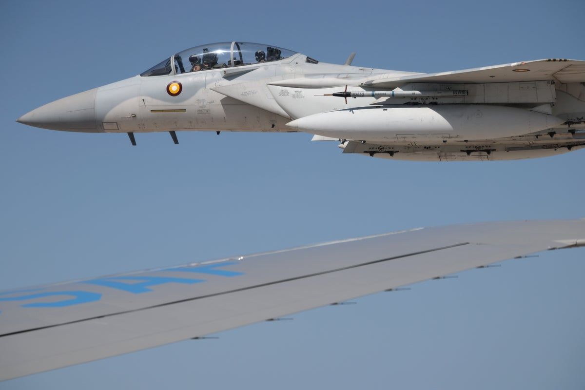 Trump’s Qatar visit off to flying start with military…