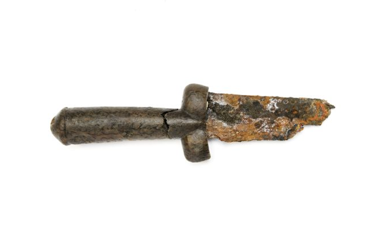 Archaeologists find medieval ‘testicle dagger’ that…