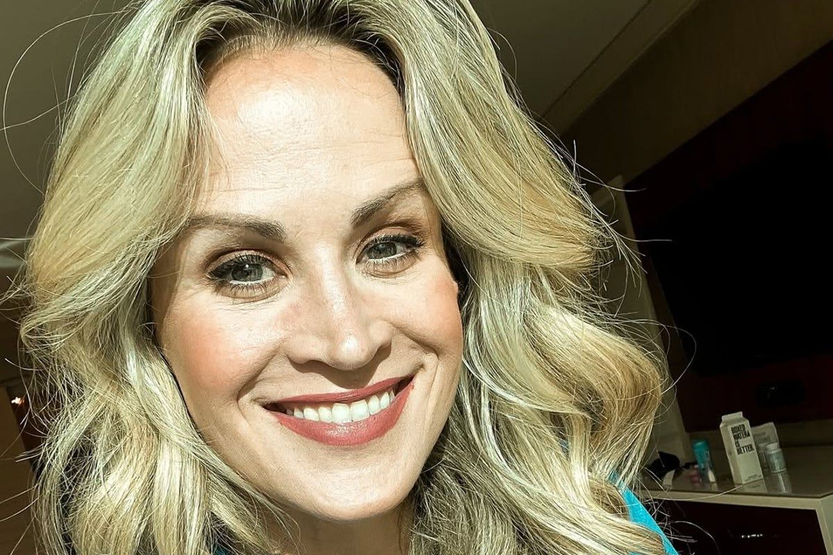 Influencer gets punched in head by passing stranger in…