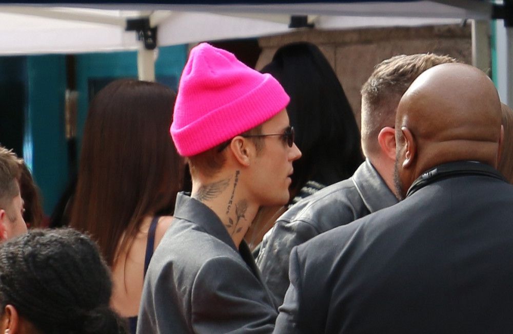 Justin Bieber Shocks Fans As He Kisses Szas Hands 1743