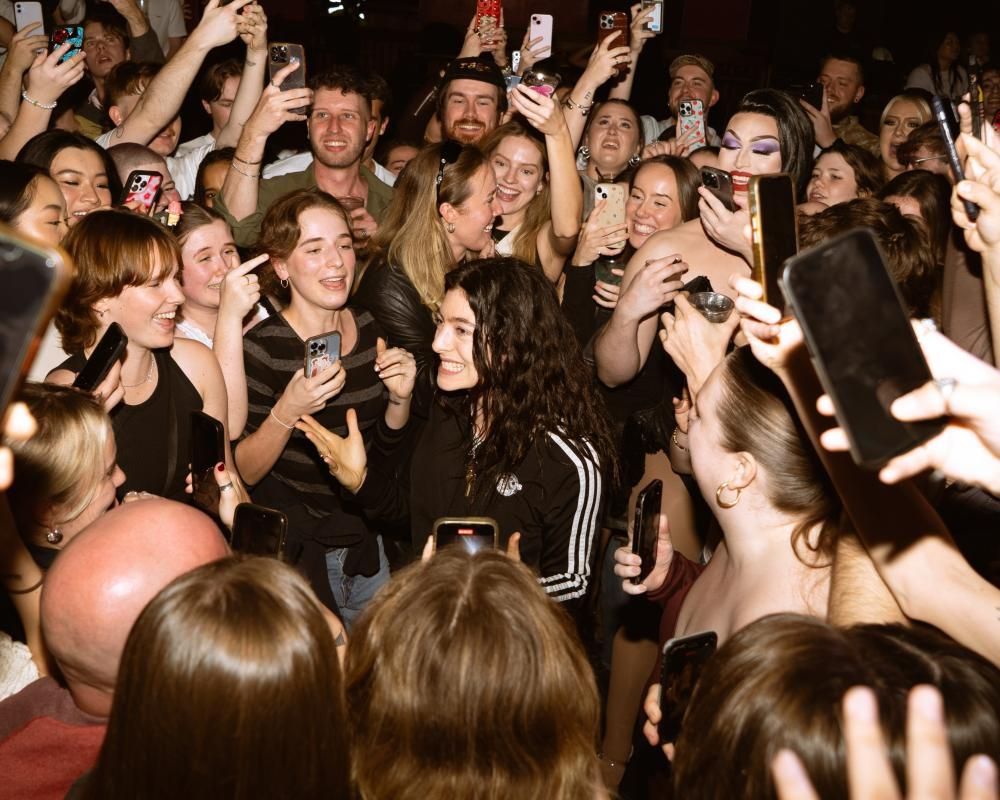 Lorde surprises fans by crashing Lorde club night in…