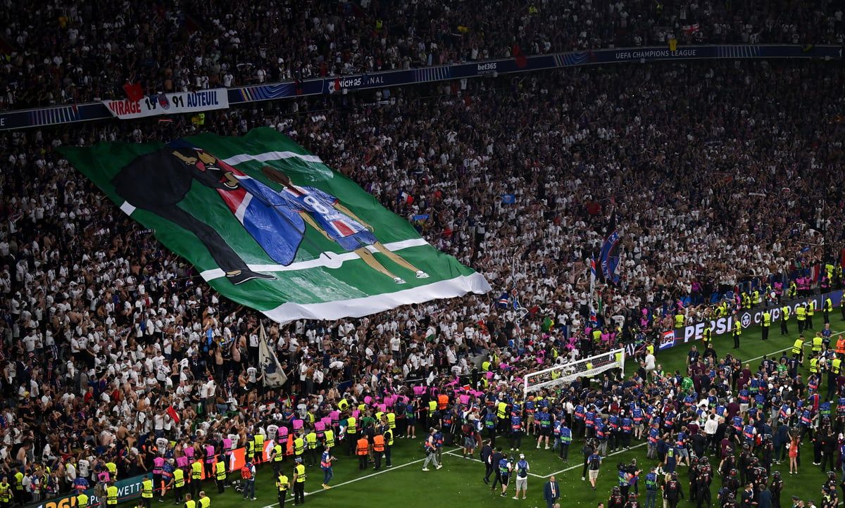 PSG supporters unveil banner in tribute to Luis…