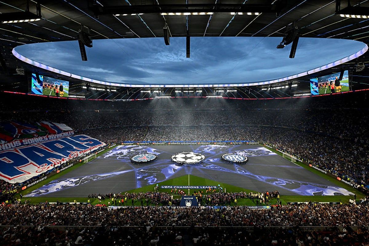 Fans spent 27 hours in stadium toilet to watch…