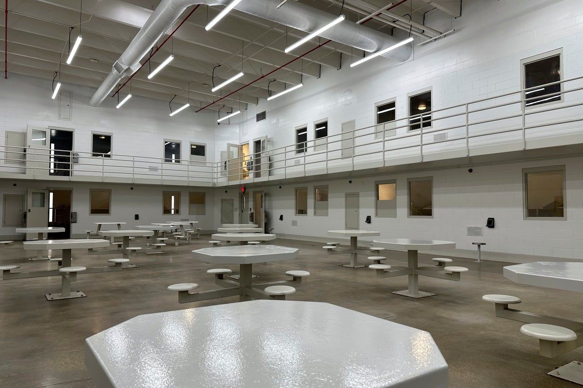 Judge blocks private prison operator from housing ICE…