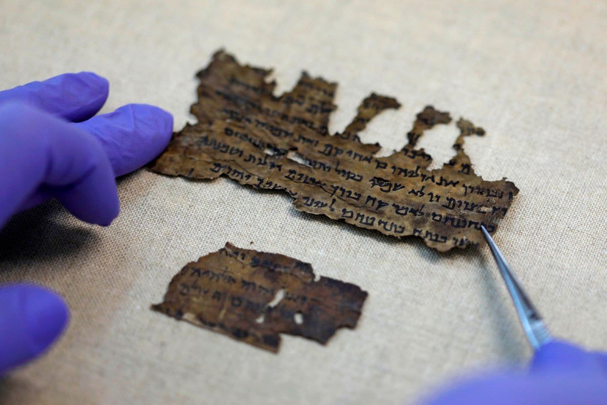 Dead Sea Scrolls mystery deepens as AI finds…