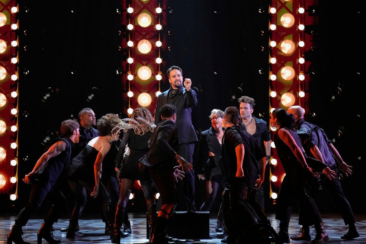 Hamilton cast reunites for Tonys performance
