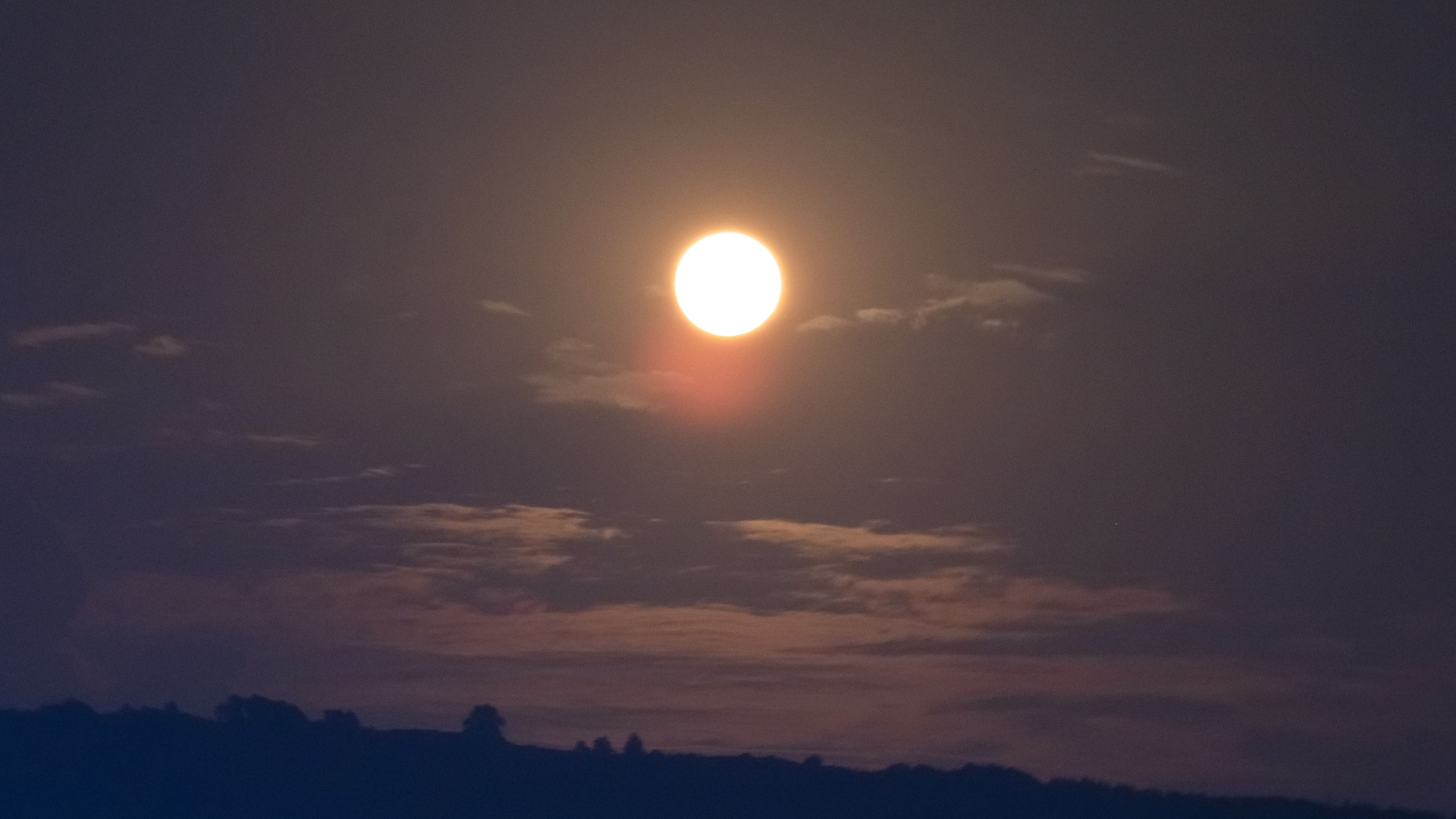 Don't miss tonight's Strawberry Moon! Here's how to…