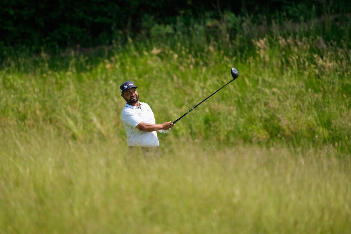 J.J. Spaun handles tough Oakmont with the putter for a…