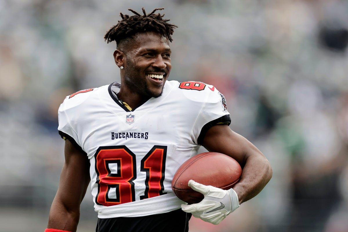 Former NFL star Antonio Brown wanted by Miami police…