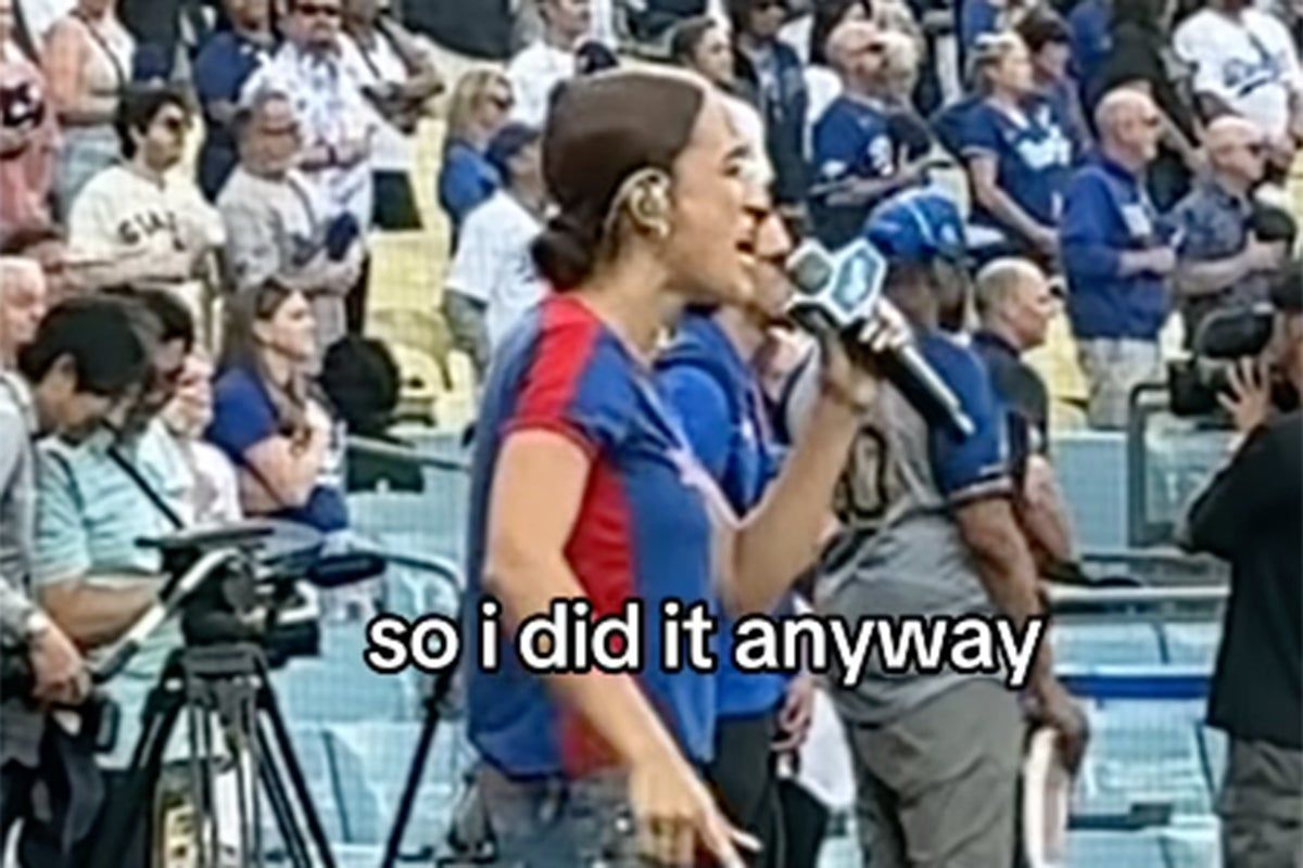Singer performs national anthem in Spanish before…