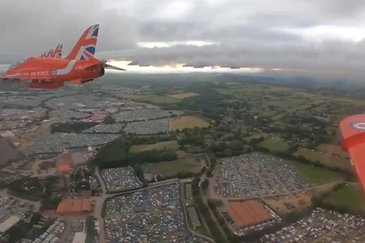 Red Arrows soar over Glastonbury during surprise Pulp…