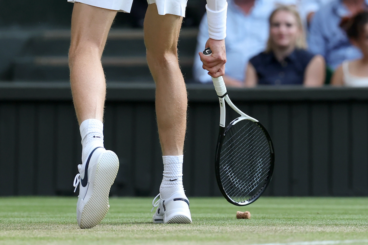 Wimbledon crowd boo spectator after champagne cork…