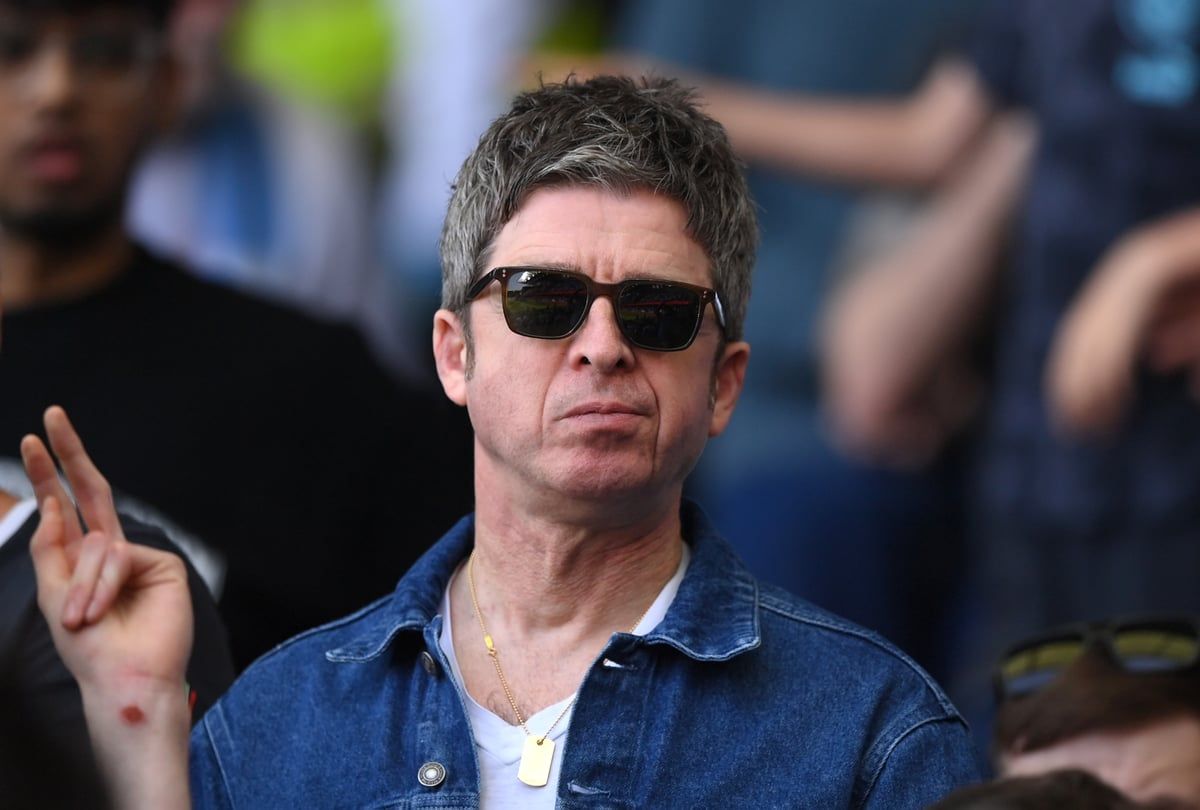 Noel Gallagher goes unnoticed on London Underground…