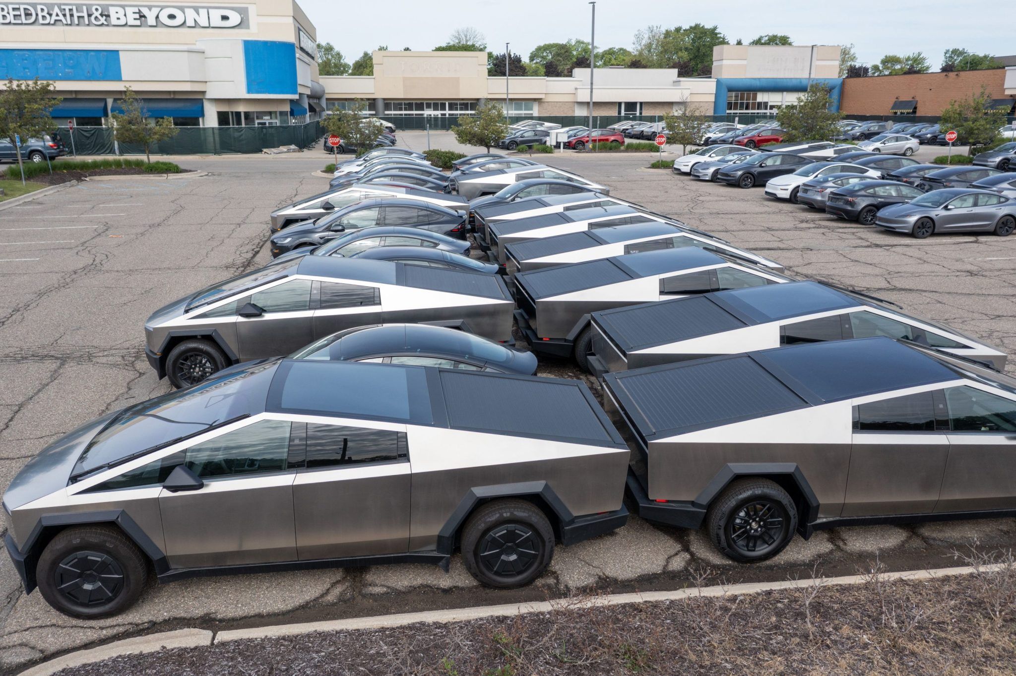 The U.S. military is looking to buy Tesla Cybertrucks…