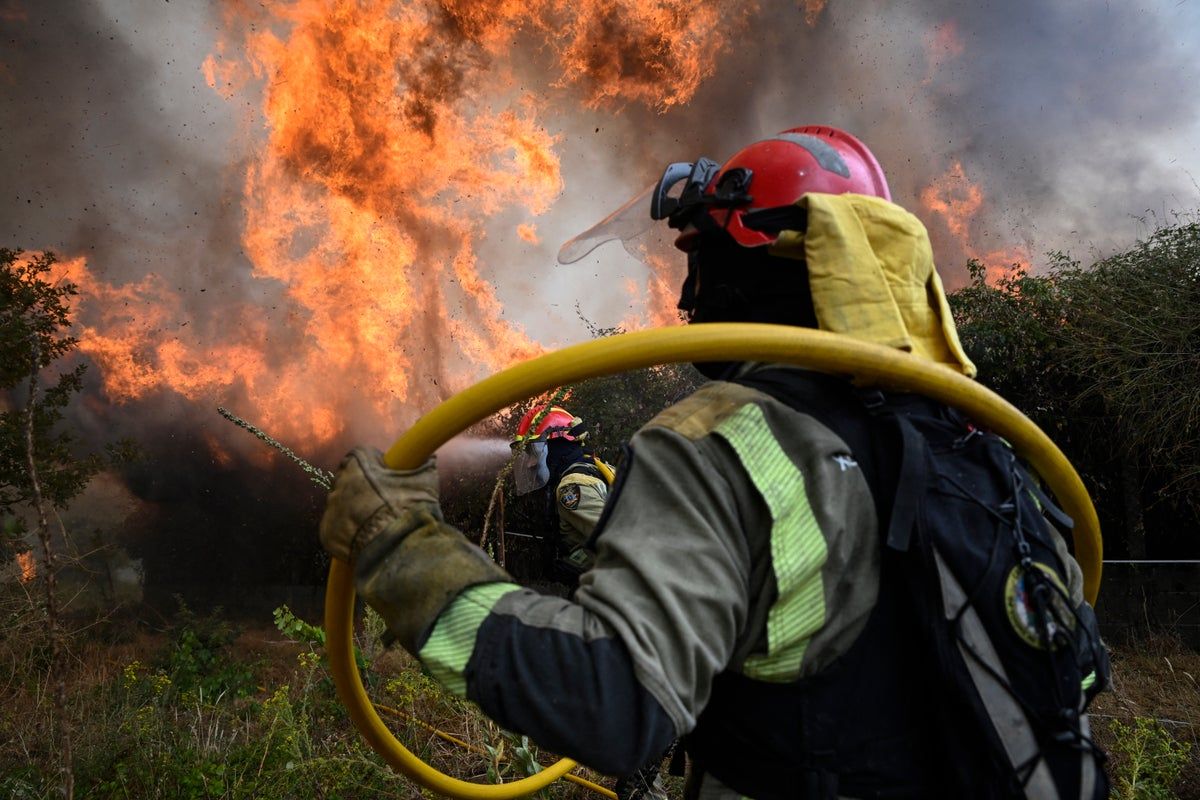 Thousands evacuated as Spanish wildfires rage in 45C…
