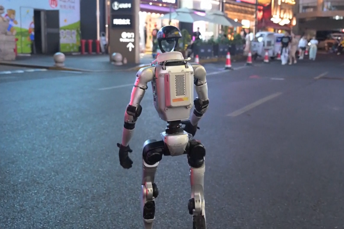 Humanoid robot seen roaming the streets of China